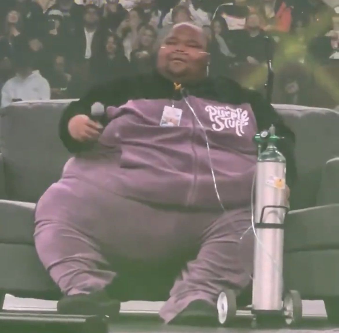 VIDEO: Dave Blunts Sitting On A Couch While He Performed With Oxygen ...